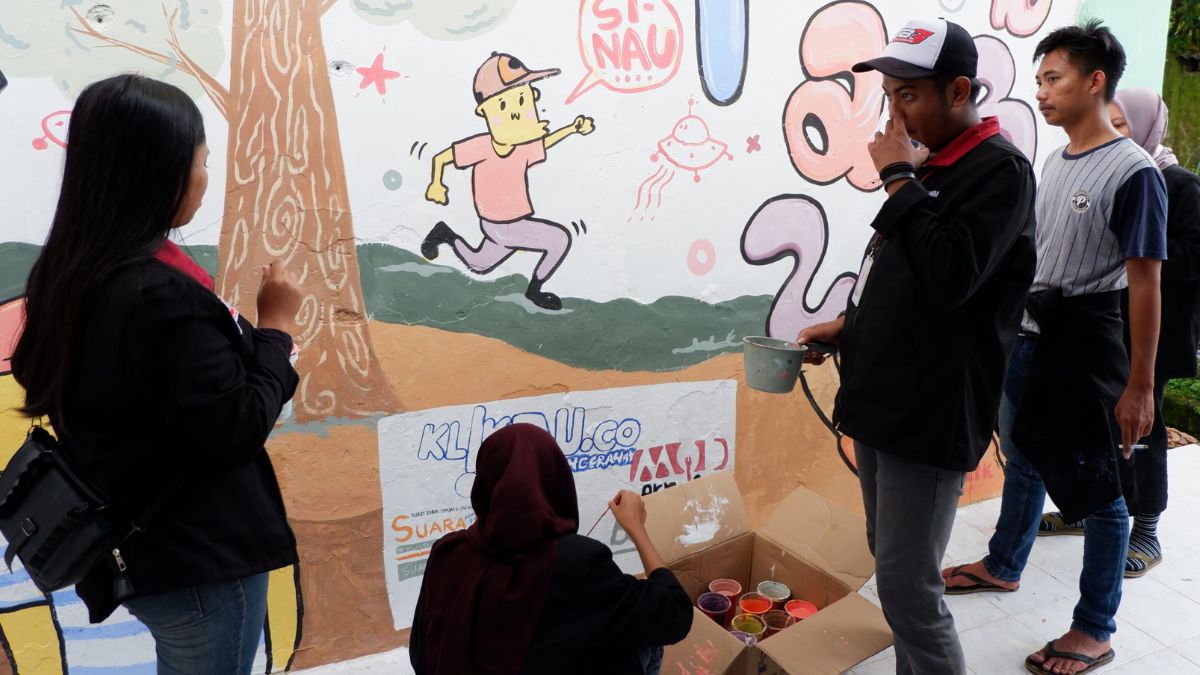 Belajar Lewat Gambar, KKN 08 UMM Lakukan Mural Humaniora - modernis.co